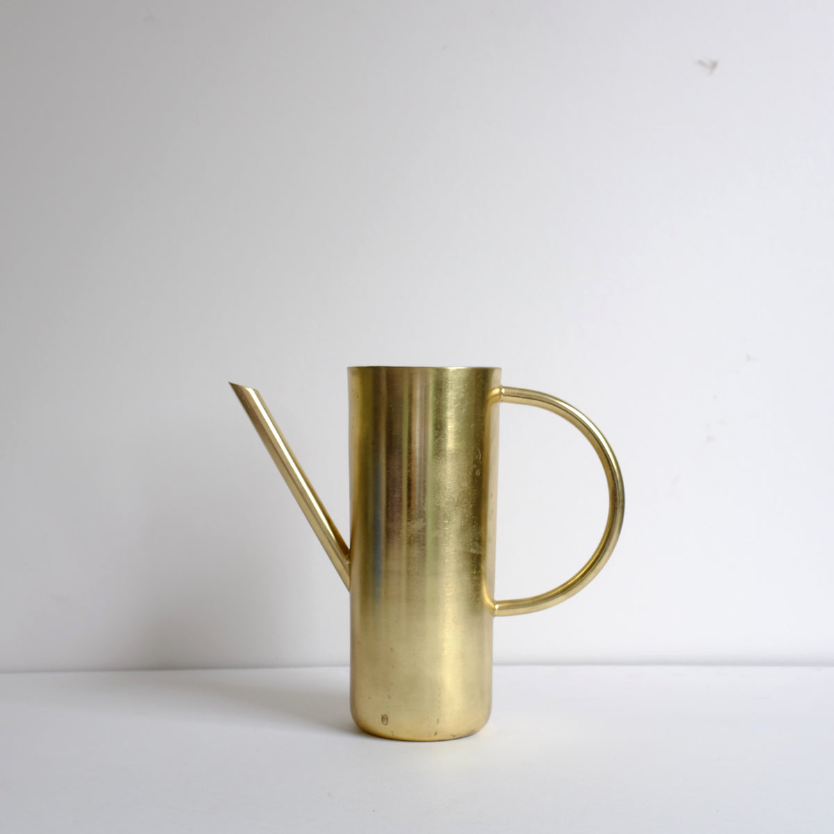 Brushed gold watering can – The Prop Bank