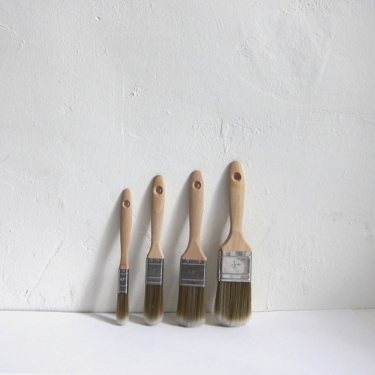Natural wood paint brush set – The Prop Bank